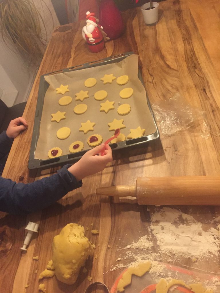5 Tipps für das Plätzchen Backen mit Kindern - Backen mit Minis