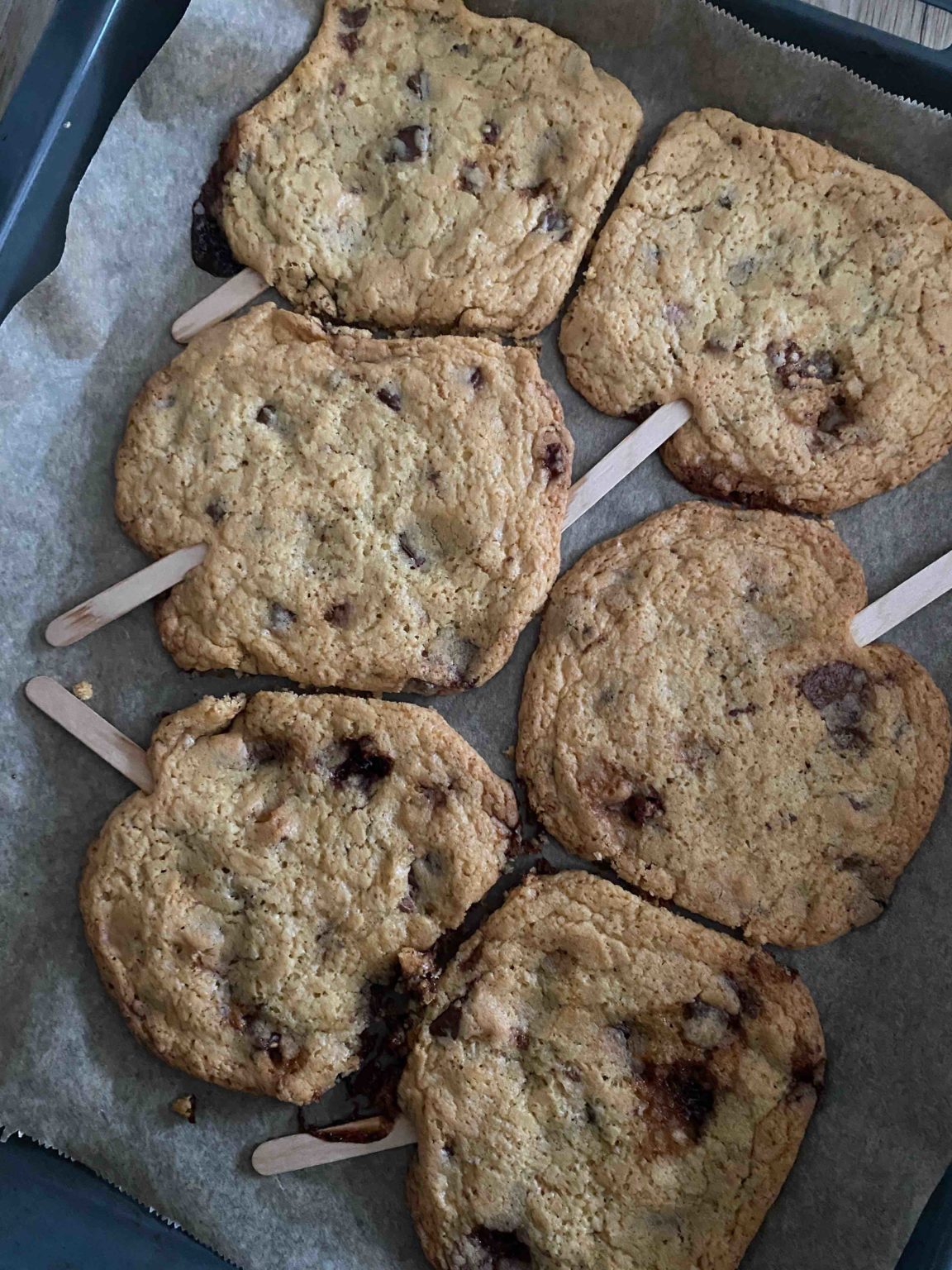 Knallbunte Cookies am Stiel - Backen mit Minis