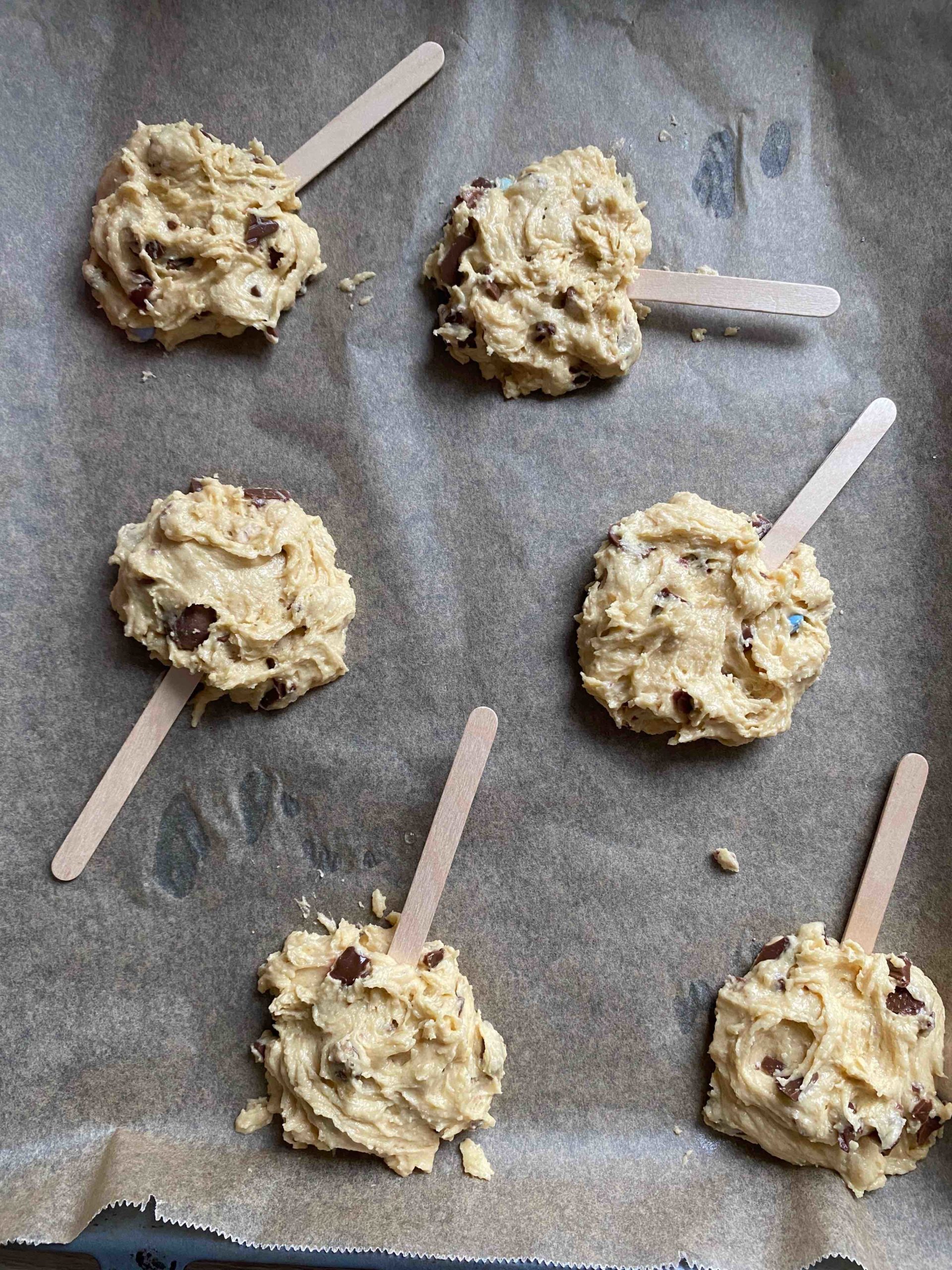 Knallbunte Cookies am Stiel - Backen mit Minis