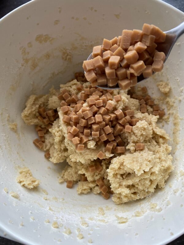 Chunky Karamell-Cookies mit Meersalz - Backen mit Minis