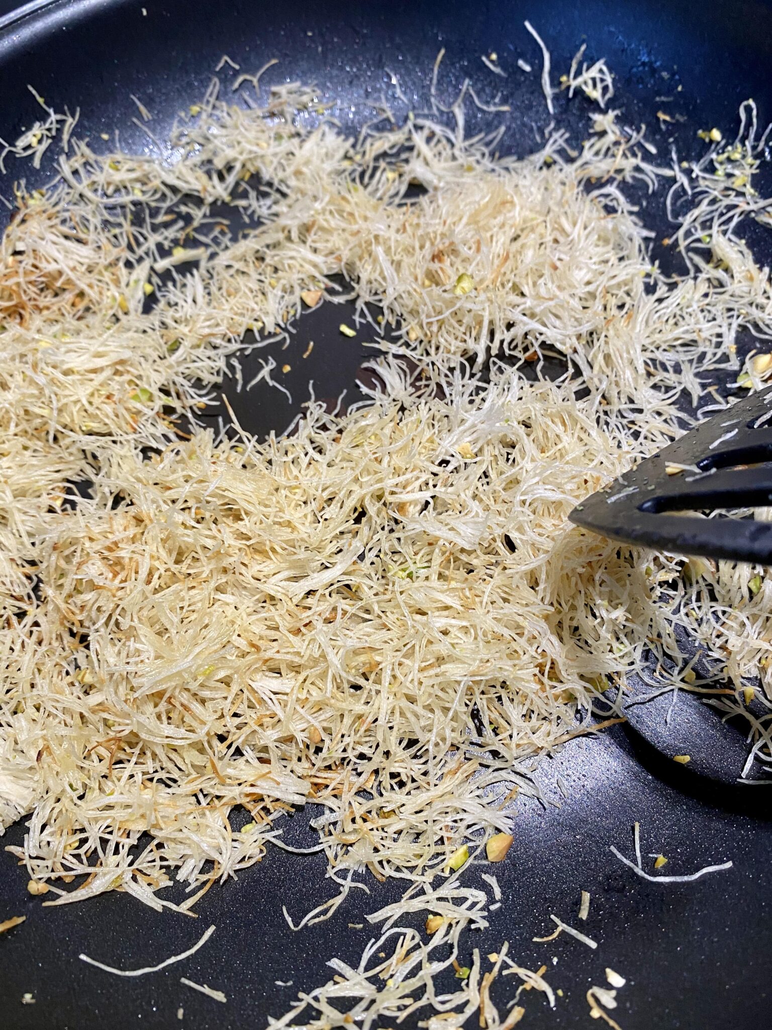 Saftiger Pistazienkuchen mit Knusper-Dubai-Schokolade-Crunch