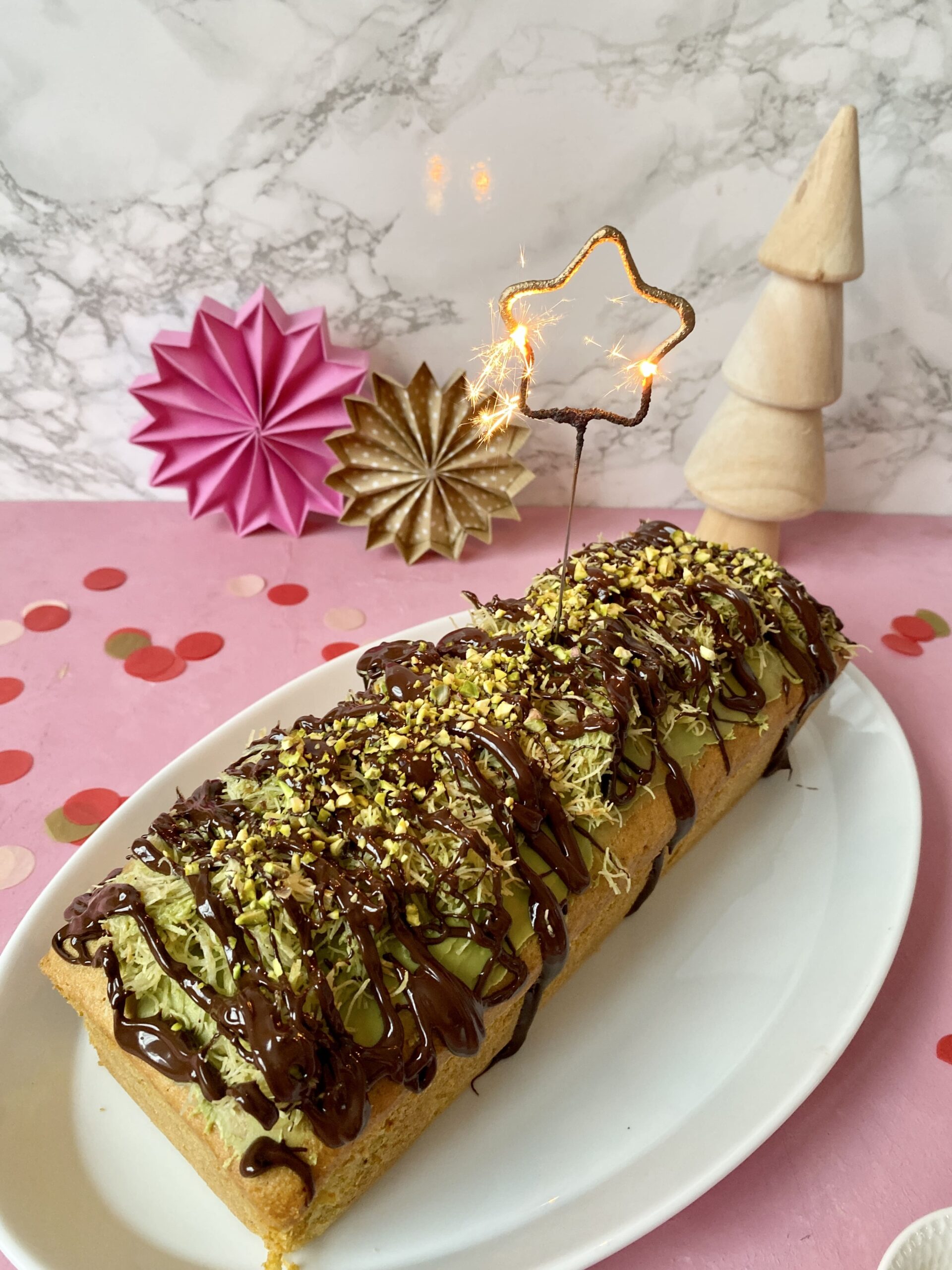 Saftiger Pistazienkuchen mit Knusper-Dubai-Schokolade-Crunch
