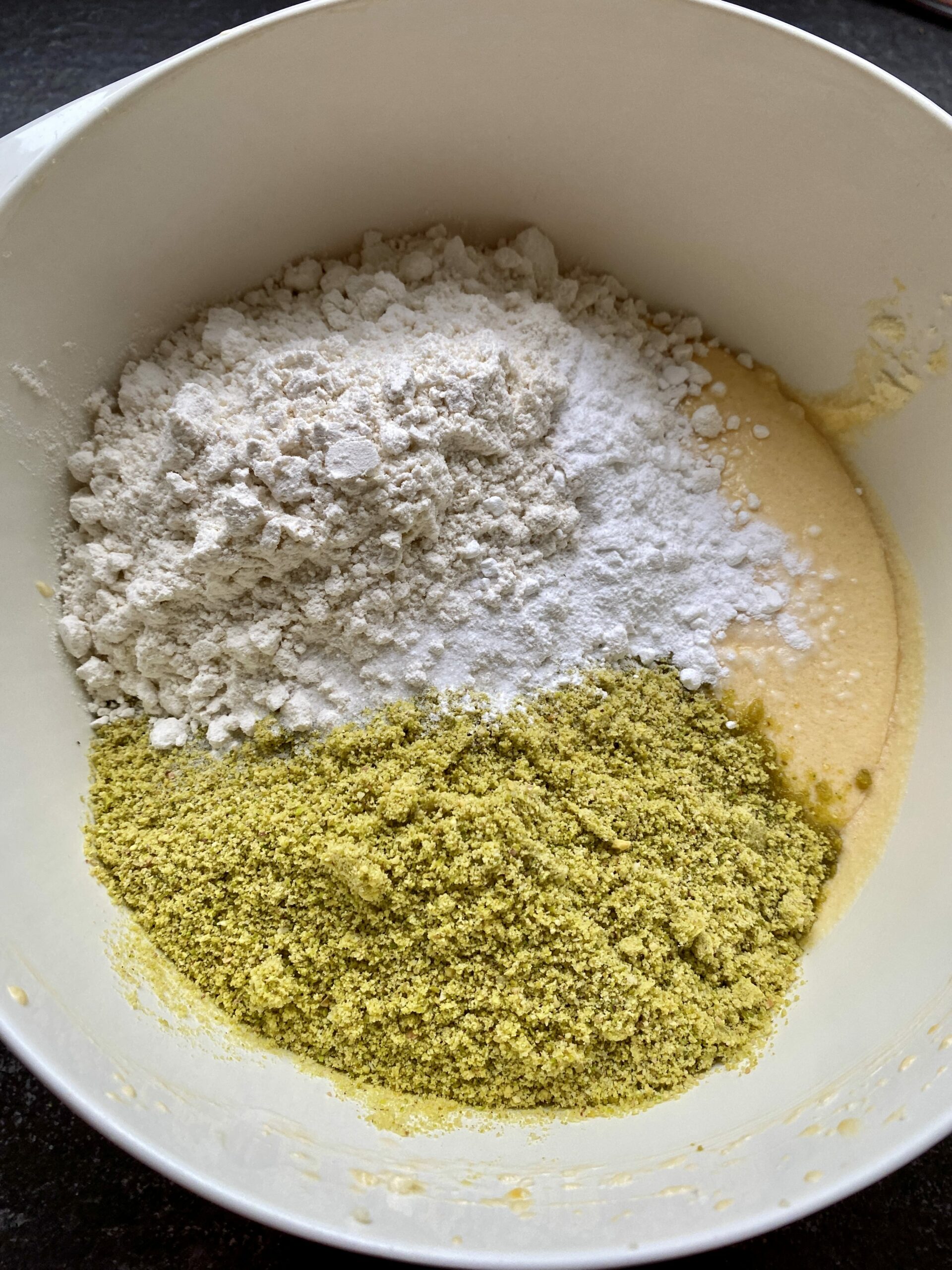 Saftiger Pistazienkuchen mit Knusper-Dubai-Schokolade-Crunch